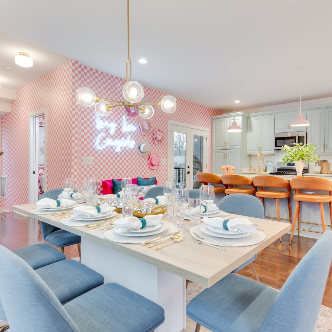 Airbnb Interior Designer Somerled x Custom Neon® - Showcase